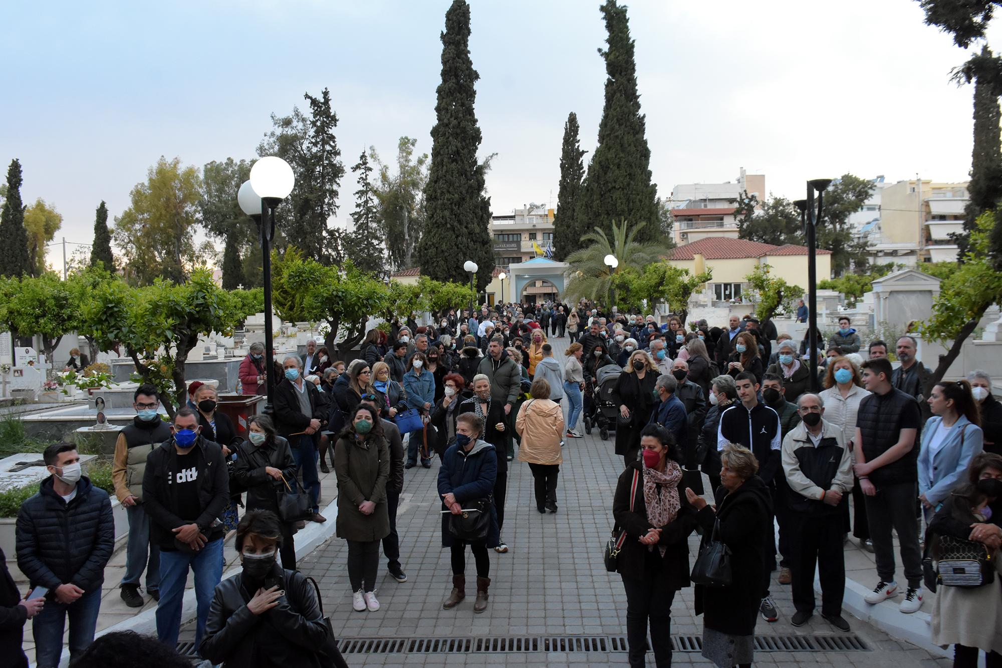 Επιτάφιος Θρήνος και Έξοδος Επιταφίου στο Δημοτικό Κοιμητήριο της Νέας ...