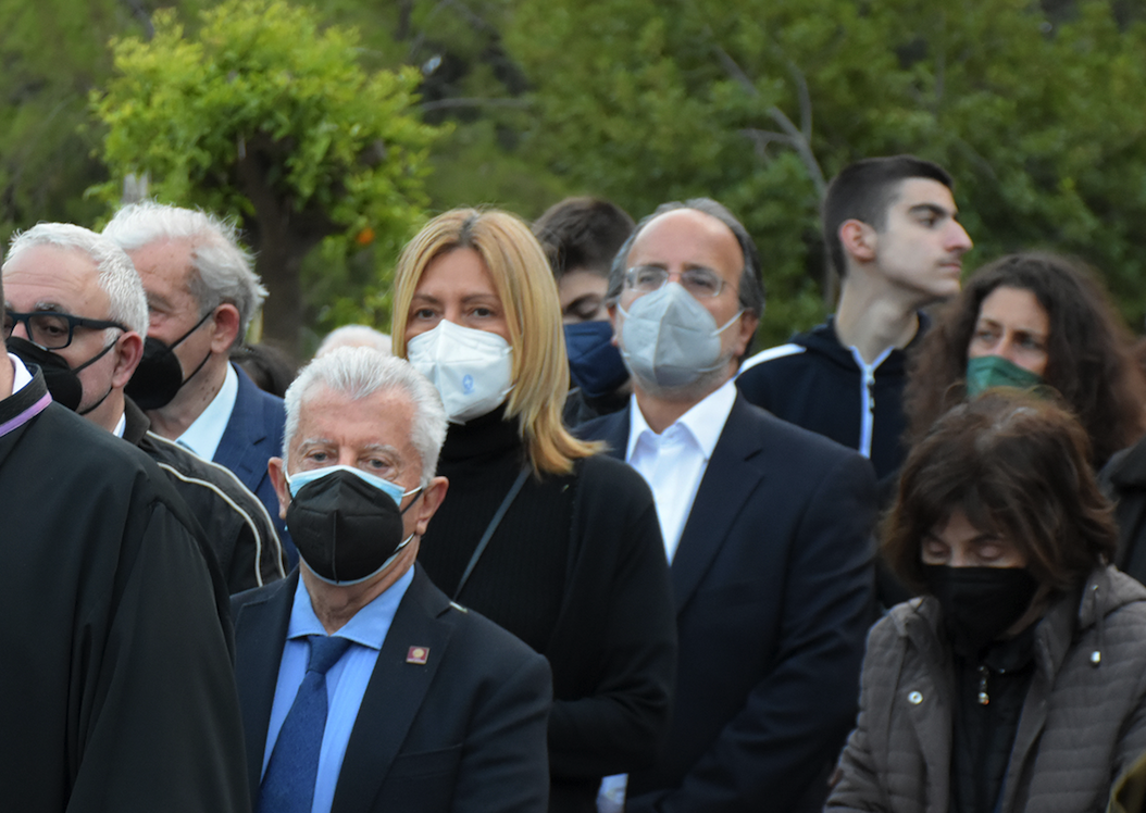 Επιτάφιος Θρήνος και Έξοδος Επιταφίου στο Δημοτικό Κοιμητήριο της Νέας ...